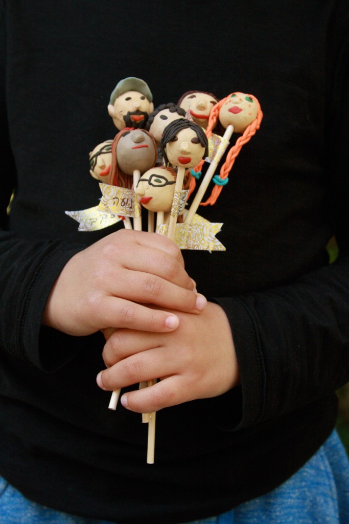 הדרכה: פתקי הושבה בדמות אורחי הסדר | naamasimanim.co.il